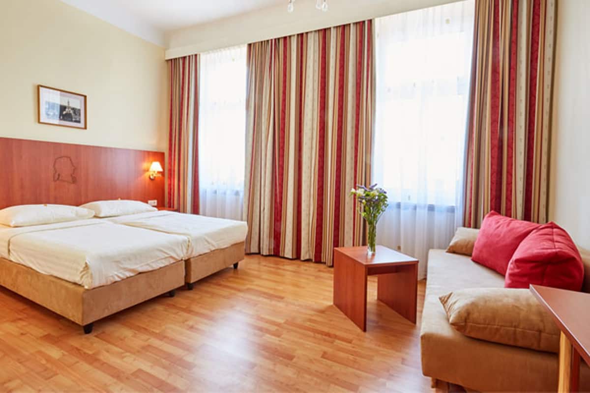 Individualmente mobiliados, escrivaninha, cortinas blackout