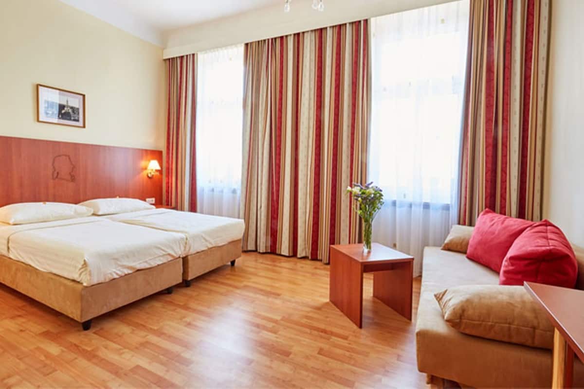 Individualmente mobiliados, escrivaninha, cortinas blackout