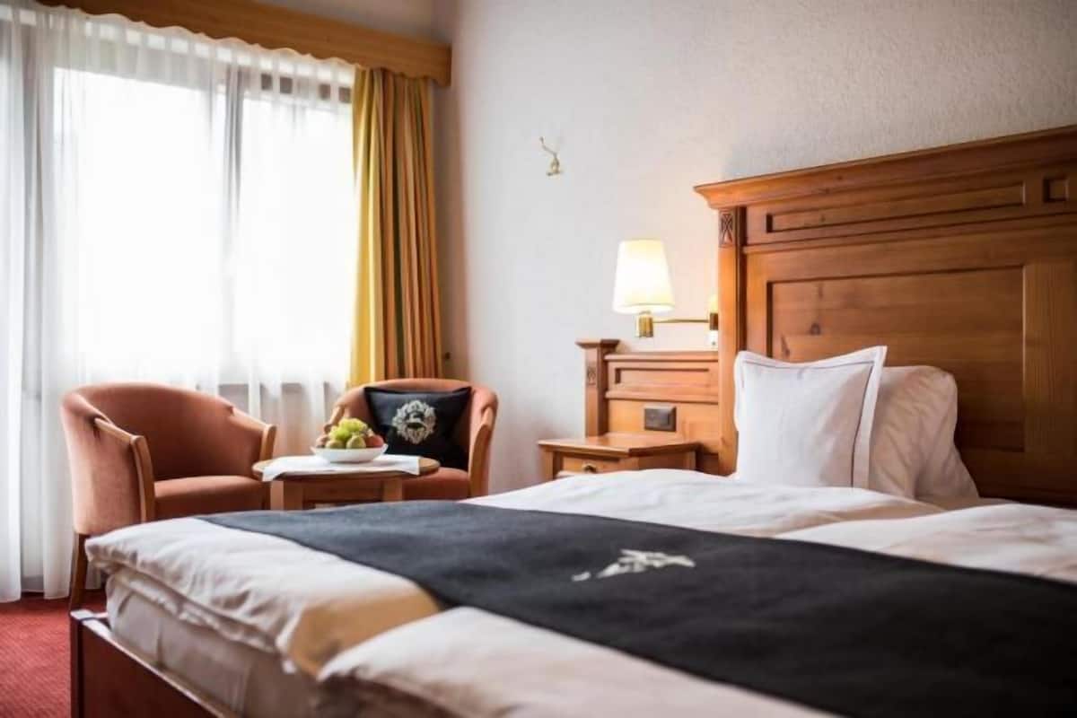 Roupa hipoalergénica, minibar, cofre no quarto, secretária