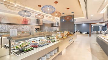 2 restaurantes, com serviço de café da manhã e almoço; culinária fusion