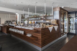 Café da manhã com buffet grátis todos os dias