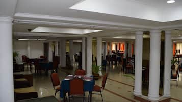 Café da manhã com buffet todos os dias (INR 590 por pessoa)