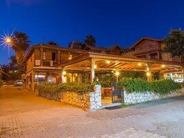 Fachada do alojamento (tarde/noite)