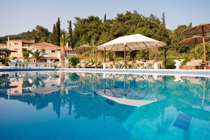 Piscina externa, funciona das 9h às 20h, guarda-sóis, espreguiçadeiras