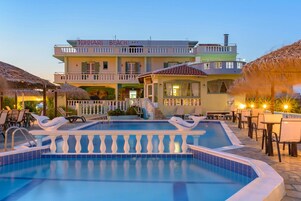 Piscina externa, funciona das 9h às 20h, guarda-sóis, espreguiçadeiras