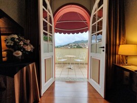 Suíte (Ouro Preto) | Frigobar, cofres nos quartos, escrivaninha, cortinas blackout