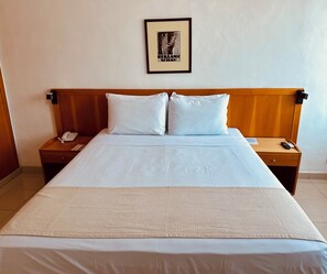 Quarto Duplo Standard | Roupa de alta qualidade, minibar, cofre no quarto, secretária 