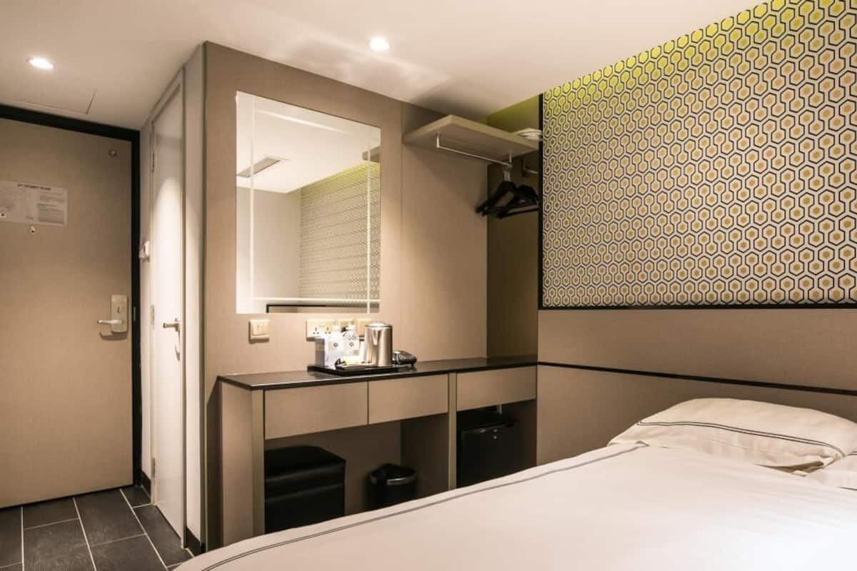 Cofres nos quartos, escrivaninha, cortinas blackout