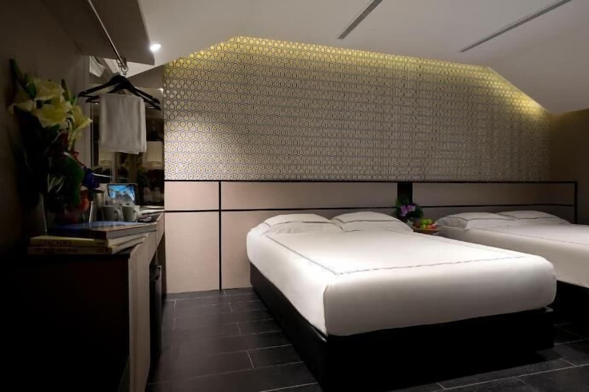 Cofres nos quartos, escrivaninha, cortinas blackout