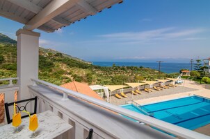 Frigobar, quartos à prova de som, Wi-Fi de cortesia, roupa de cama