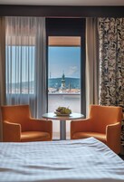 Quarto Duplo Deluxe, varanda, Vista para a cidade | Minibar, cofre no quarto, secretária, berços/camas para crianças grátis 