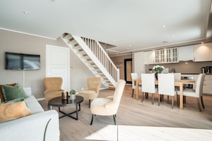 Apartamento, 3 quartos (D) | Sala de estar | TV de ecrã plano