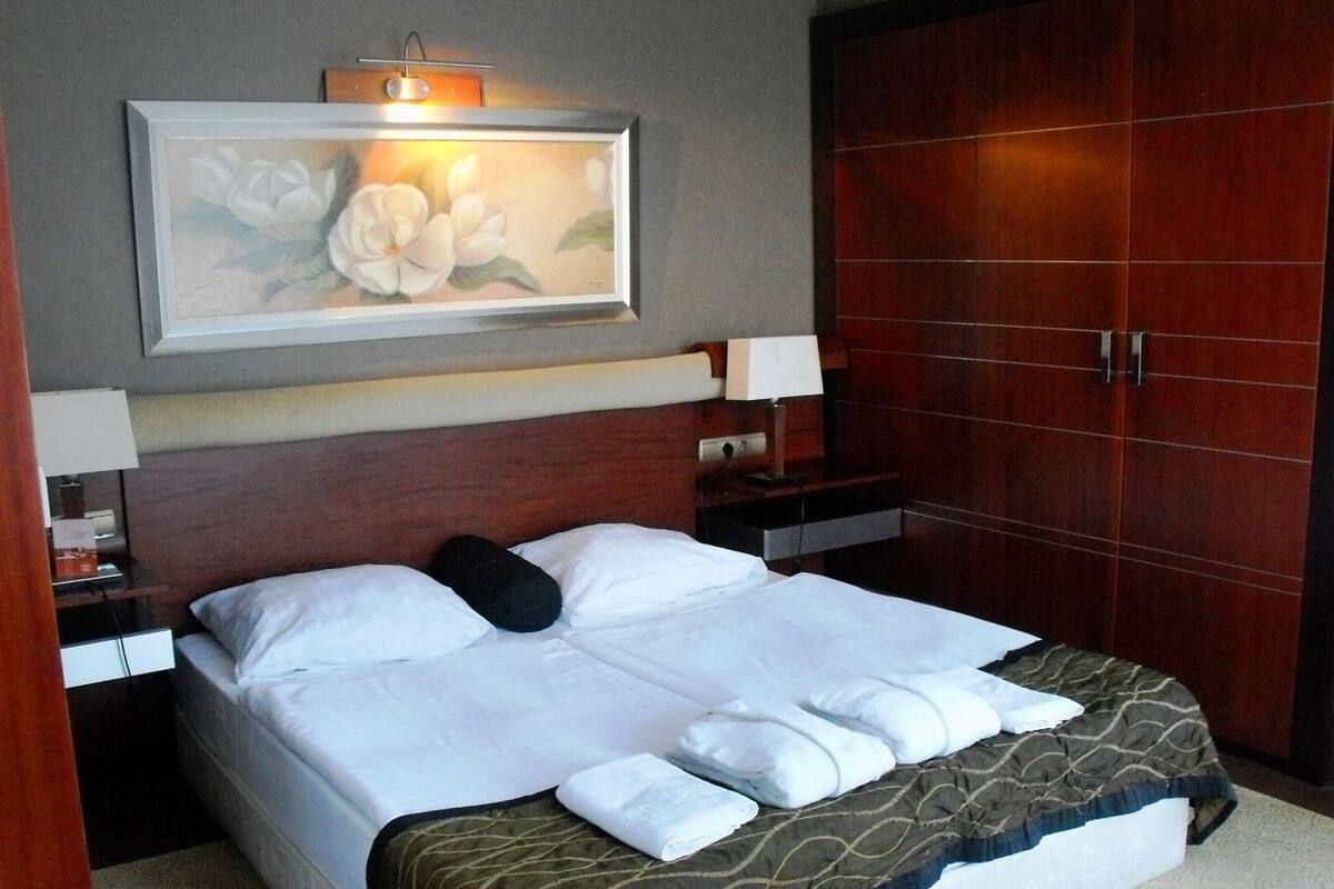 Quarto casal ou duplo superior | Frigobar, cofres nos quartos, escrivaninha, berços grátis