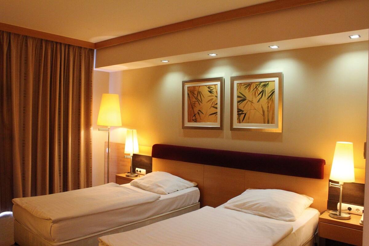 Quarto casal luxo de uso individual | Frigobar, cofres nos quartos, escrivaninha, berços grátis