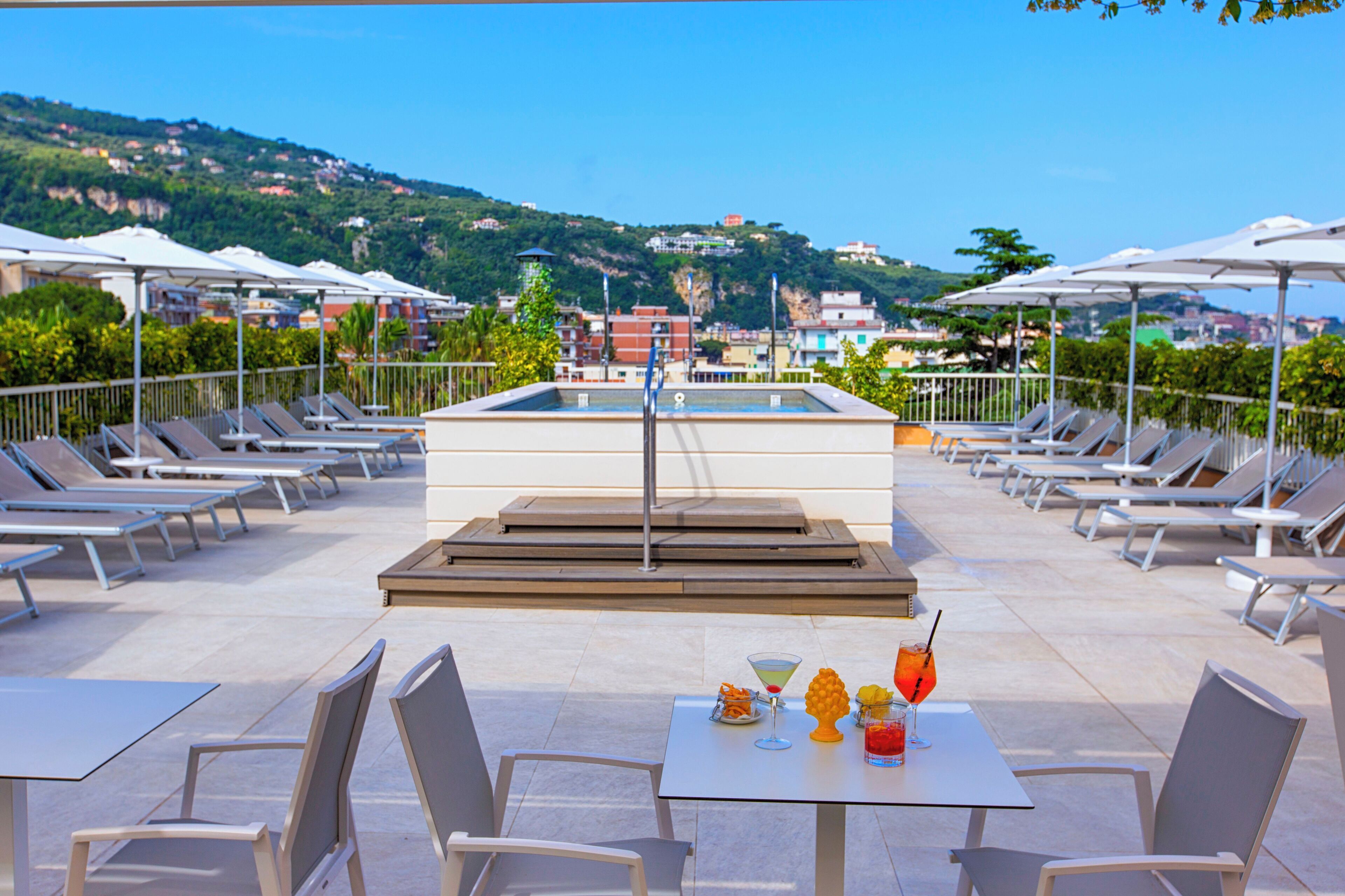 Piscina exterior sazonal, guarda-sóis, espreguiçadeiras 