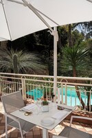 Serviço de almoço e jantar, vistas para a piscina 