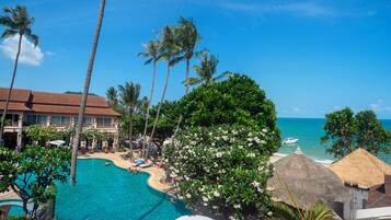 Piscina exterior, guarda-sóis, espreguiçadeiras