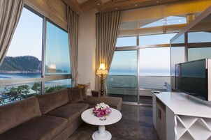 Xperian Deluxe Loft  | Sala de estar | Televisor LCD de 52 cm com canais via satélite, televisor 