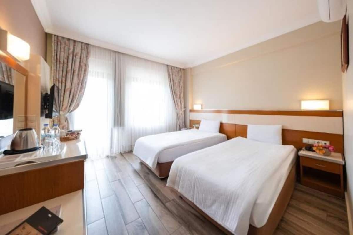 Minibar, cofre no quarto, secretária, quartos insonorizados