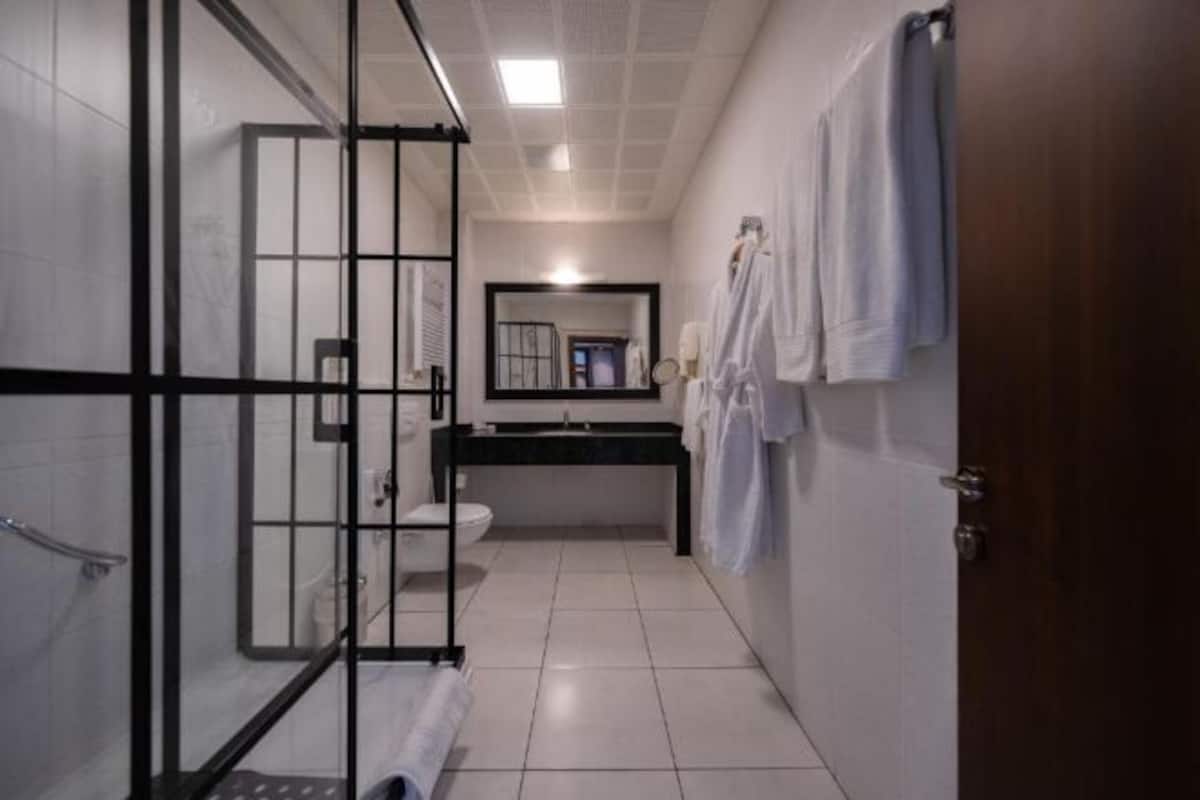 Casa de banho | Artigos de higiene pessoal grátis, um secador de cabelo, chinelos