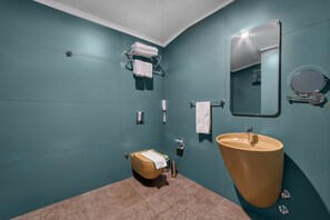 Quarto Duplo de Luxo | Casa de banho | Um polibã, um secador de cabelo, toalhas fornecidas 