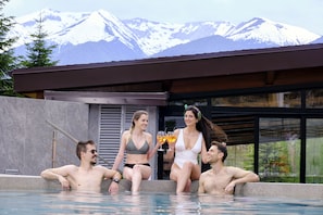 Piscina interna, piscina externa, espreguiçadeiras