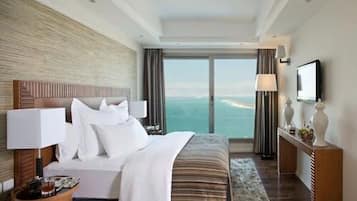 Club, Lounge Access | Frigobar, cofres nos quartos, escrivaninha, cortinas blackout