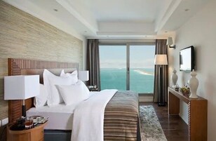 Club, Lounge Access | Frigobar, cofres nos quartos, escrivaninha, cortinas blackout