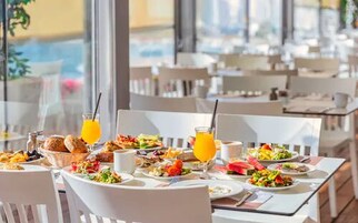 2 restaurantes, café da manhã, culinária internacional