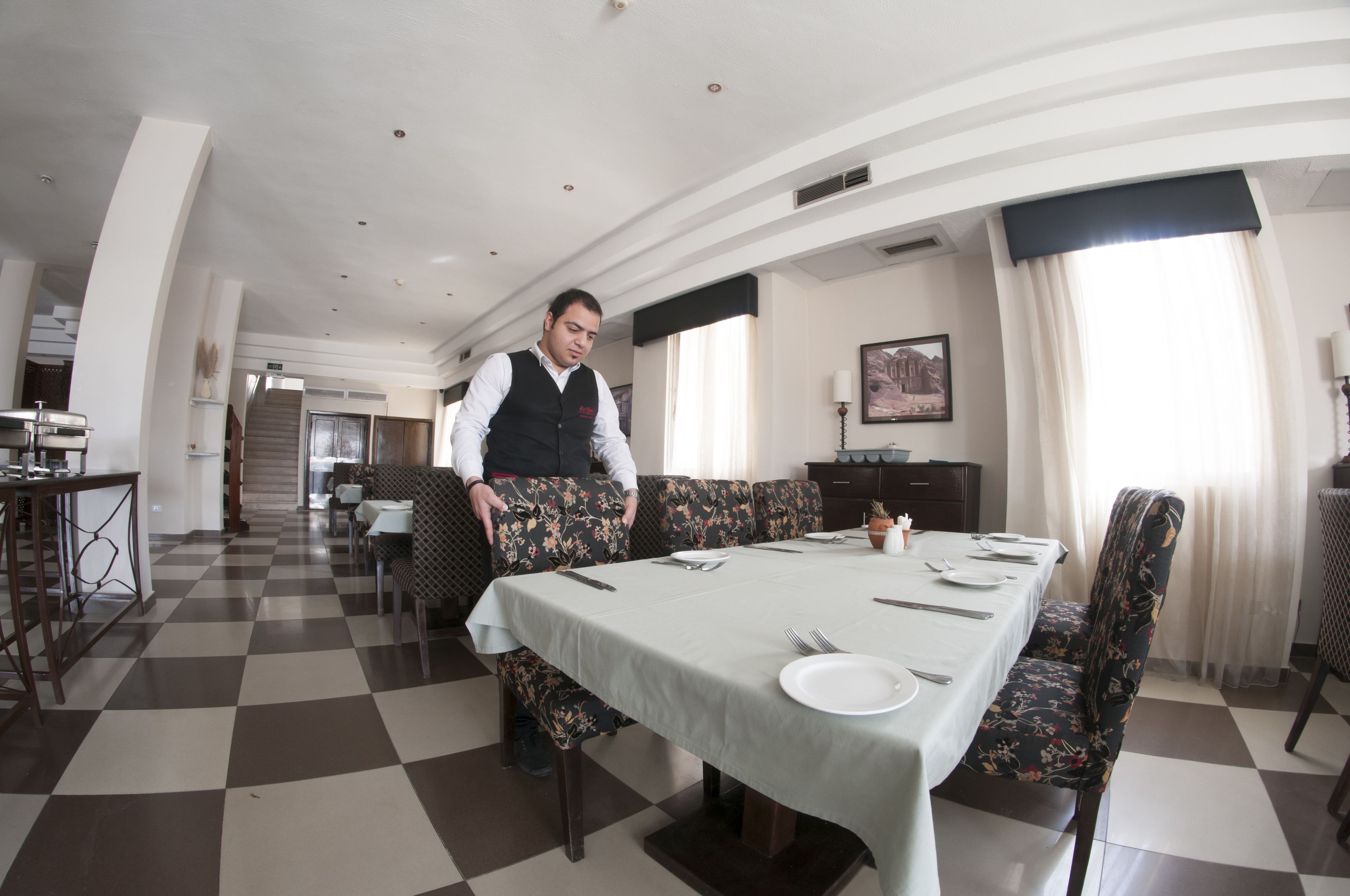 2 restaurantes, almoços servidos, cozinha à base de grelhados 