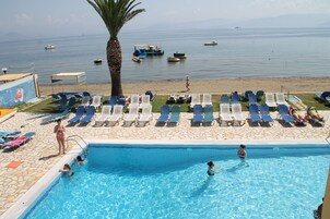 Piscina interna, piscina externa, guarda-sóis