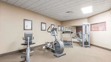 Centro de atividades físicas do hotel, com equipamentos de cardio, esteira e aparelho de musculação.