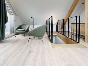 Birds Nest | Área de estar | TV de tela plana, pebolim, mesa de pingue-pongue, livros