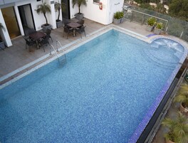 Piscina externa, espreguiçadeiras