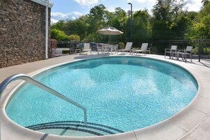 Piscina externa, espreguiçadeiras