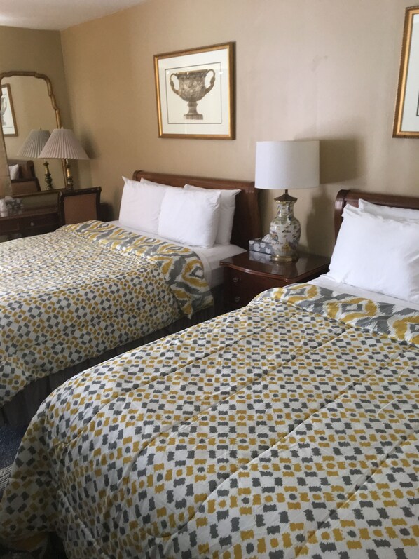 Quarto casal, 2 camas Queen | Individualmente decorados, individualmente mobiliados, escrivaninha