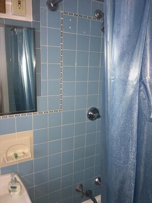 Quarto, 1 cama King | Banheiro | Secador de cabelo (mediante solicitação), toalhas de banho, sabonete 