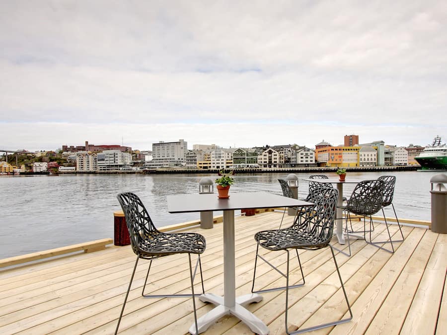 Pequenos-almoços, almoços, jantares servidos, com vista para o oceano