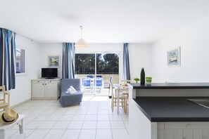Apartamento | Sala de estar | Televisor de ecrã plano de 50 cm com canais digitais, televisor 