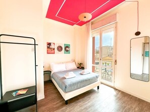 Quarto Duplo Standard, varanda | Edredões de penas, secretária, Wi-fi grátis, roupa de cama fornecida 