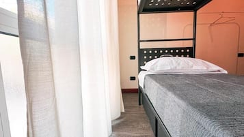 Edredões de penas, cofre no quarto, secretária