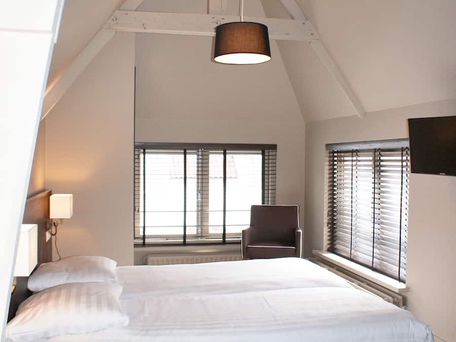 Quarto Duplo Comfort (with Shower) | Secretária, cortinas/cortinados opacos, ferro/tábua de engomar