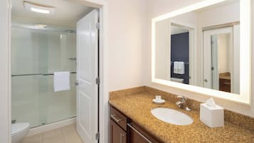 Uma combinação polibã/banheira, artigos de higiene pessoal grátis