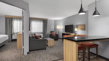 Suite, 1 quarto | Secretária, cortinas/cortinados opacos, ferro/tábua de engomar