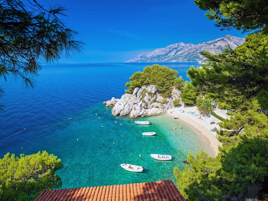 Na praia, espreguiçadeiras, guarda-sóis de praia, toalhas de praia