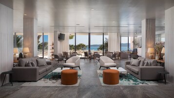 2 bares/lounges, um bar junto à piscina 