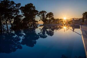 3 piscinas exteriores, guarda-sóis, espreguiçadeiras 