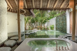 Quarto, 2 quartos | Casa de banho | Um polibã e uma banheira separados, uma banheira de hidromassagem 