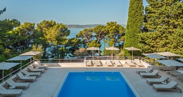 Piscina exterior, guarda-sóis, espreguiçadeiras 