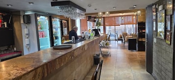 2 restaurantes: opção de café da manhã, almoço e jantar